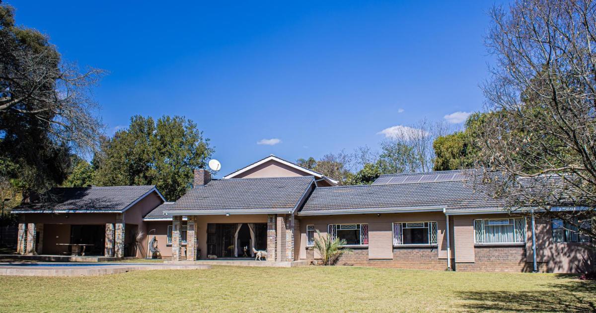 House For Sale in Colne Valley